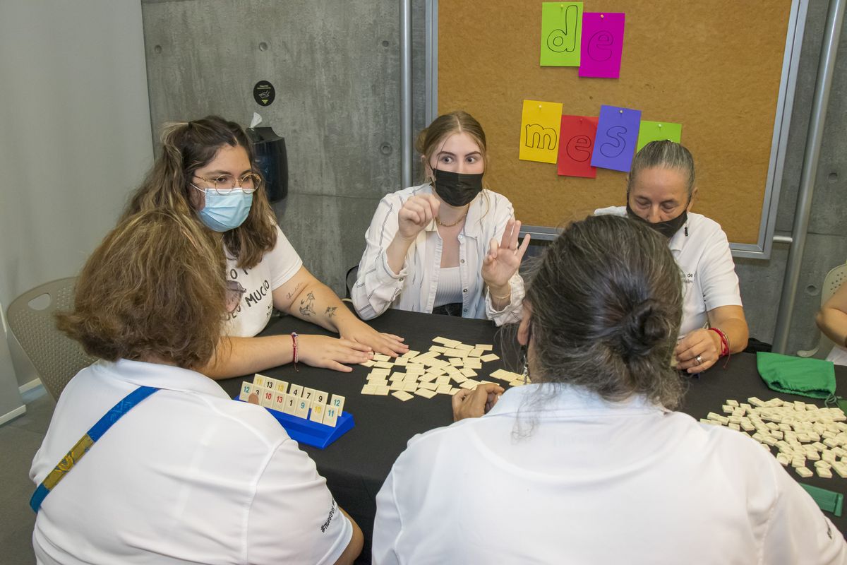 Suscitan estudiantes la interacción con adultos mayores | UDEM